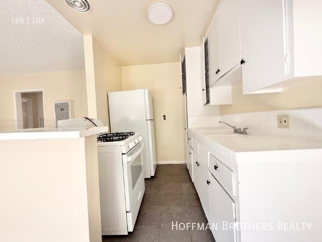 1 BR, 1 BA Apartment 1545 1549 Brockton Ave, Los Angeles, CA 90025