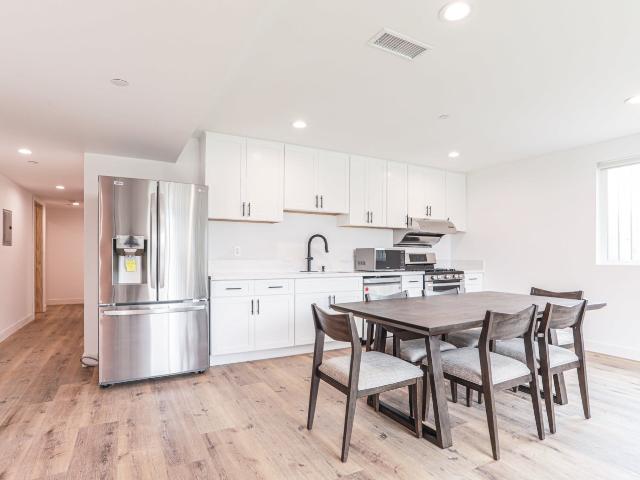 1 BR, 1 BA Apartment 1545 West 36th Place Unit 1545 W 36th Pl 204 Private Bathroom, Los Angeles, CA 90018