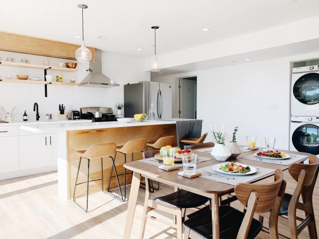 1 BR, 1 BA Apartment 1608 West 35th Place Unit 1609 W 35th Pl 102 Private Bathroom, Los Angeles, CA 90018