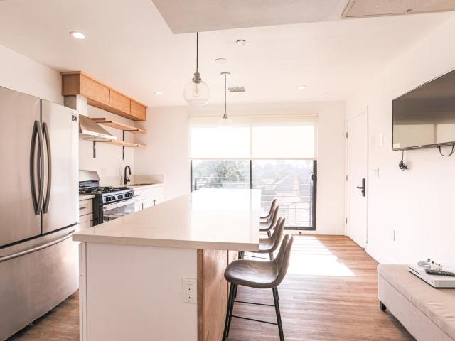 1 BR, 1 BA Apartment 1620 West 35th Place Unit 1618 W 35th Pl 204 Private Bathroom, Los Angeles, CA 90018
