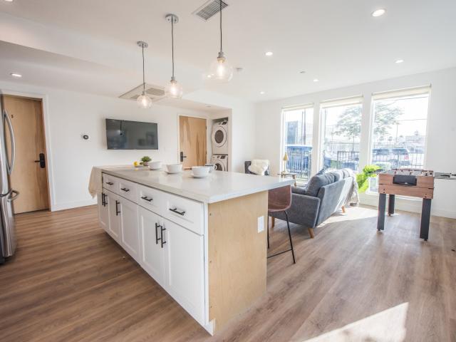 1 BR, 1 BA Apartment 1651 West 37th Place Unit 1651 W 37th Pl 104 Private Bathroom, Los Angeles, CA 90018
