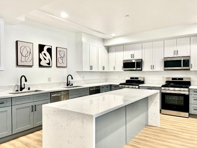 1 BR, 1 BA Apartment 1654 West 35th Street Unit 1654 W 35th St 305 Private Bathroom, Los Angeles, CA 90018