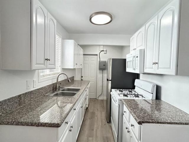1 BR, 1 BA Apartment 1685 North Summit Avenue Unit 122#1695Â½, Pasadena, CA 91103