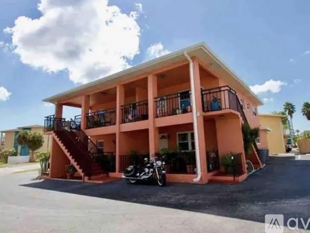 1 BR, 1 BA Apartment 174 116th Avenue, Unit 4, Treasure Island, FL 33706