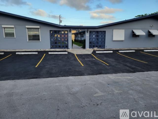1 BR, 1 BA Apartment 1821 N 17th Ct, Unit 24, Hollywood, FL 33020