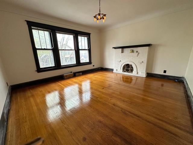 1 BR, 1 BA Apartment 1929 W. Larchmont Ave Chicago, IL 60613
