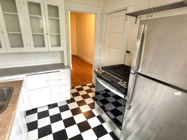 1 BR, 1 BA Apartment 1052 East Thomas Street Unit 9, Seattle, WA 98102