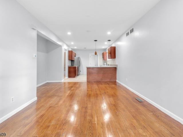 1 BR, 1 BA Apartment 110 South Devine St, Newark, NJ 7106