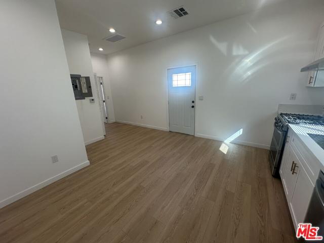 1 BR, 1 BA Apartment 1174 South Windsor Boulevard, Los Angeles, CA 90019