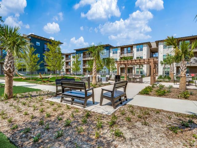 1 BR, 1 BA Apartment 1210 North Cockrell Hill Road Unit 02107, Dallas, TX 75211