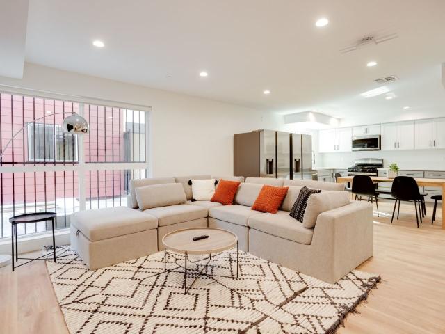 1 BR, 1 BA Apartment 1224 West 37th Place Unit 1224 1/2 W 37th Pl 301 Private Bathroom, Los Angeles, CA 90007