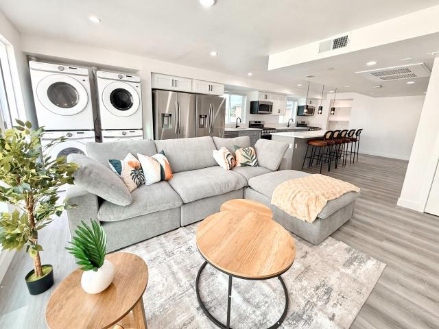 1 BR, 1 BA Apartment 1330 W 36th St Unit 1329 1/4 W 36th St 101 Private Bathroom, Los Angeles, CA 90007