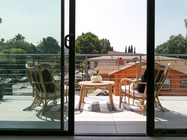 1 BR, 1 BA Apartment 2409 Griffith Park Blvd Unit 303, Los Angeles, CA 90039