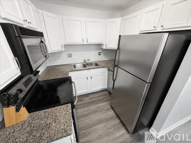 1 BR, 1 BA Apartment 2420 Parmenter Blvd, Unit 208, Royal Oak, MI 48073