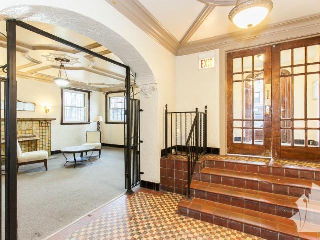 1 BR, 1 BA Apartment 2536 North Sawyer Avenue, Chicago, IL 60647