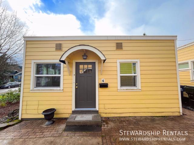 1 BR, 1 BA Apartment 2024 Emerald St Eugene, OR 97403