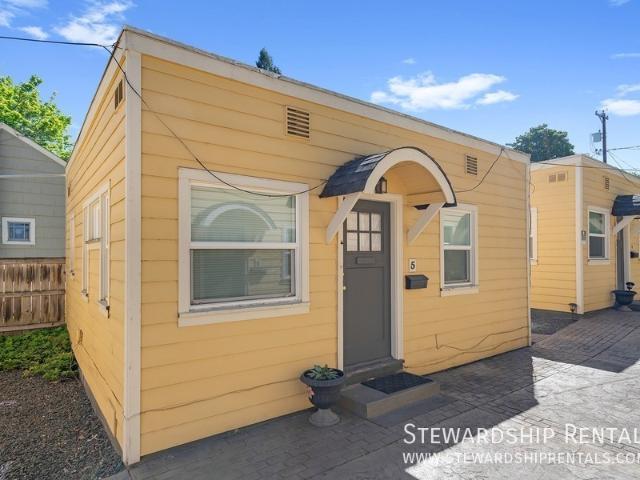 1 BR, 1 BA Apartment 2024 Emerald St Eugene, OR 97403