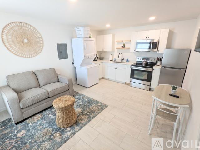 1 BR, 1 BA Apartment 2153 Bougainvillea St, Unit B, Sarasota, FL 34239