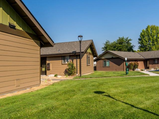 1 BR, 1 BA Apartment 220 Holiday Ln, Talent, OR 97540