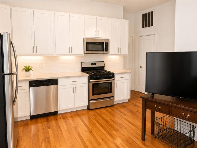 1 BR, 1 BA Apartment 3040 North Milwaukee, Chicago, IL 60606