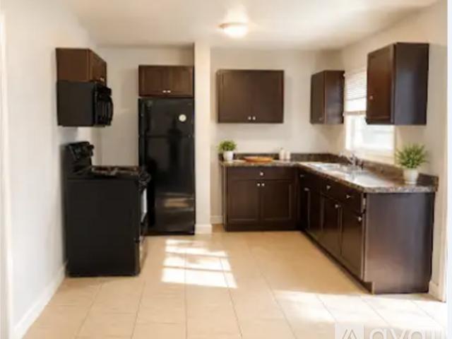1 BR, 1 BA Apartment 3084 20th Ave S, Unit 1/2, St. Petersburg, FL 33712