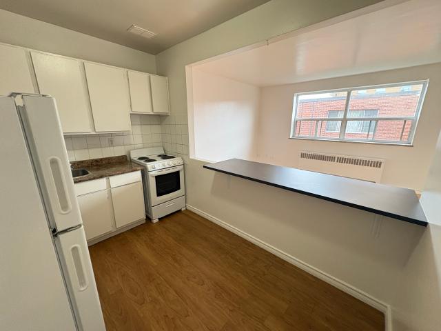 1 BR, 1 BA Apartment 30 Mohawk Road West, Hamilton, ON L9C1V8
