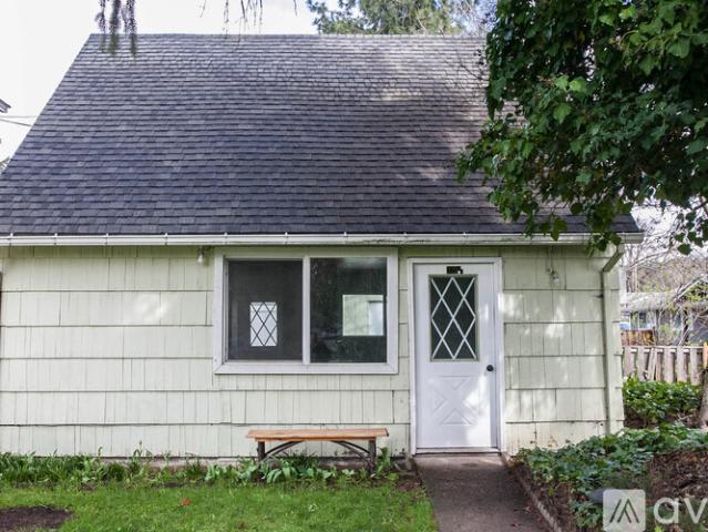 1 BR, 1 BA Apartment 320 NE Green St, White Salmon, WA 98672