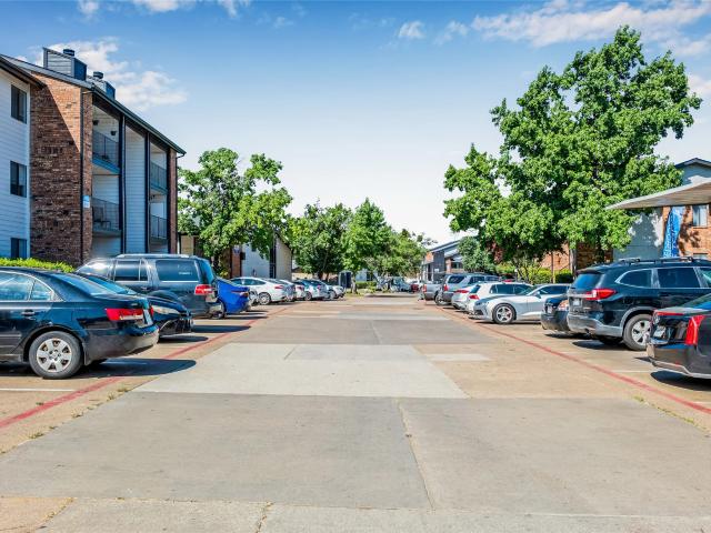 1 BR, 1 BA Apartment 4600 West Pioneer Drive, Irving, TX 75061