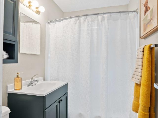 1 BR, 1 BA Apartment 4763 N Highland Avenue Unit 4703 3, Kansas City, MO 64116