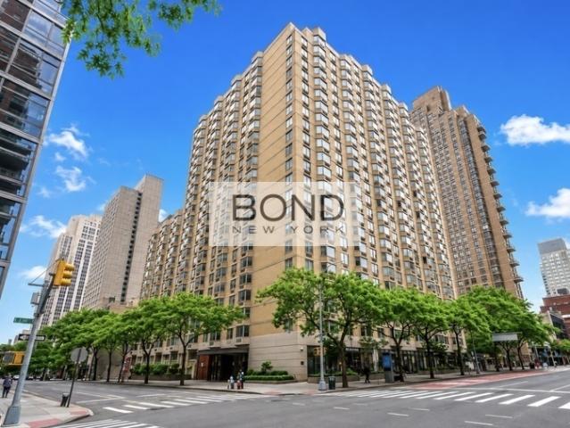 1 BR, 1 BA Apartment 400 East 71st, New York, NY 10021