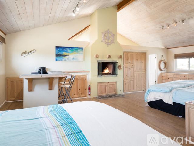 1 BR, 1 BA Apartment 416 Virginia St Beach Penthouse Main Home, El Segundo, CA 90245