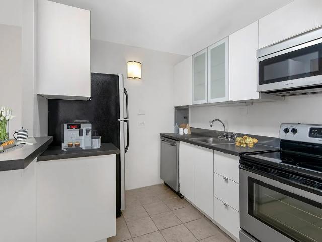 1 BR, 1 BA Apartment 55 W Chestnut St Unit 802, Chicago, IL 60610