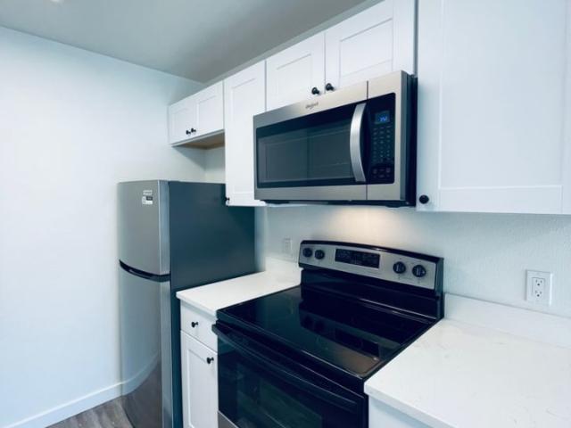 1 BR, 1 BA Apartment 5630 California Ave SW Unit 35, Seattle, WA 98136