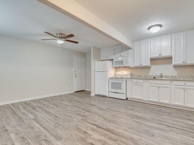 1 BR, 1 BA Apartment 507 N Oak St Unit 213, Arlington, TX 76011