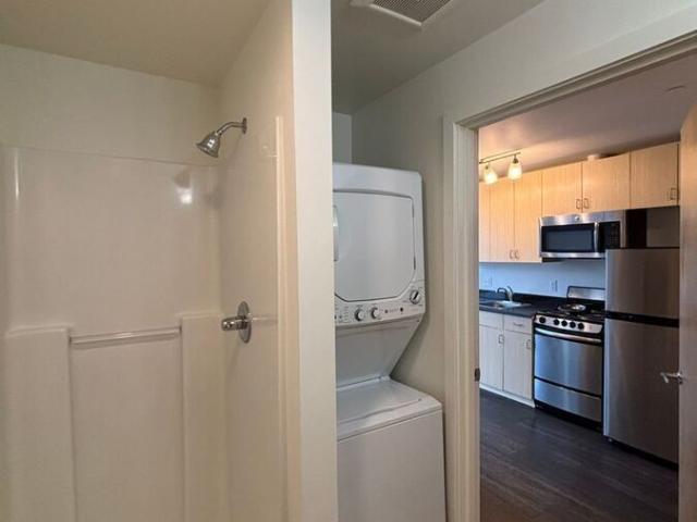 1 BR, 1 BA Apartment 5216 Brooklyn Ave NE, Seattle, WA 98105