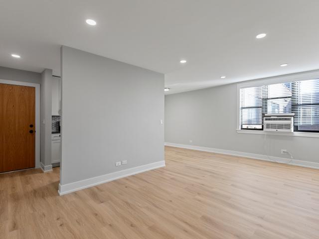 1 BR, 1 BA Apartment 530 W Aldine Ave, Chicago, IL 60657