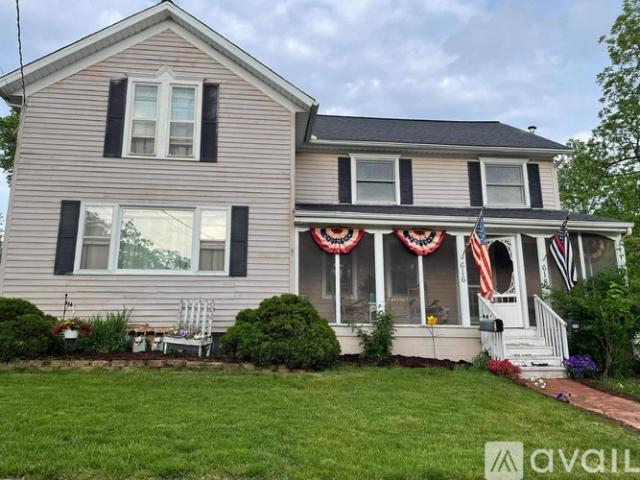 1 BR, 1 BA Apartment 618 Union Avenue, Unit Right side duplex, Belvidere, IL 61008