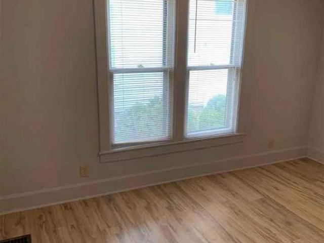 1 BR, 1 BA Apartment 620 1/2 W Cottonwood St, Freeport, IL 61032