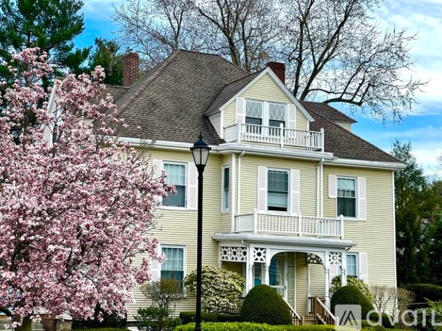 1 BR, 1 BA Apartment 626 Washington Street, Unit 3, Wellesley, MA 02482