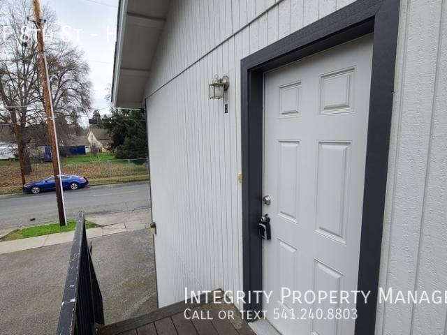 1 BR, 1 BA Apartment 704 NE 8th St, Grants Pass, OR 97526
