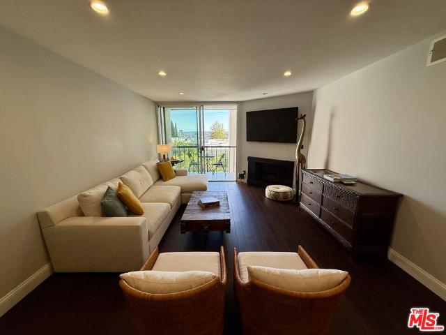1 BR, 1 BA Apartment 8530 Holloway Drive, West Hollywood, CA 90069