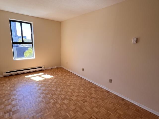 1 BR, 1 BA Apartment 800 Riddell Ave N, Ottawa, ON K2A 2V9