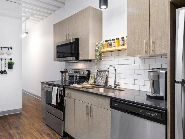 1 BR, 1 BA Apartment 949 W Dakin St Unit 302, Chicago, IL 60613