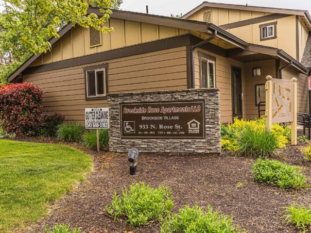 1 BR, 1 BA Apartment 933 N Rose St, Phoenix, OR 97535