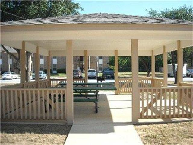 1 BR, 1 BA in Hooks