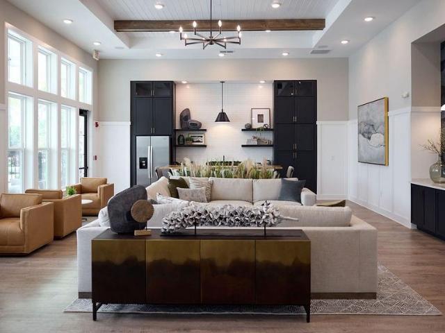 1 BR, 1 BA in Venice Center