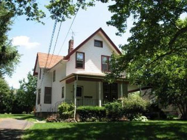 1 BR 1st flr victorian 1 blk train town