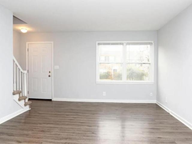 1 Br, 2 bath, Townhouse/Brownstone/RowHouse 200 Seven Oaks Rd