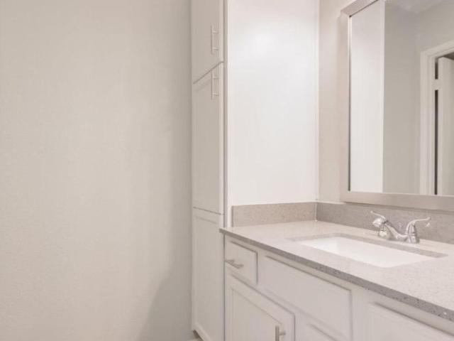 1 Br, 2 bath, Apartment 13616 N 43rd St
