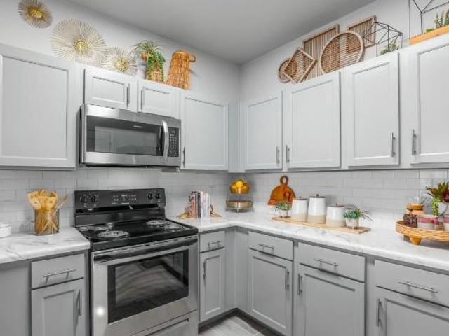 1 Br, 2 bath, Apartment 1303 W Tecumseh Rd